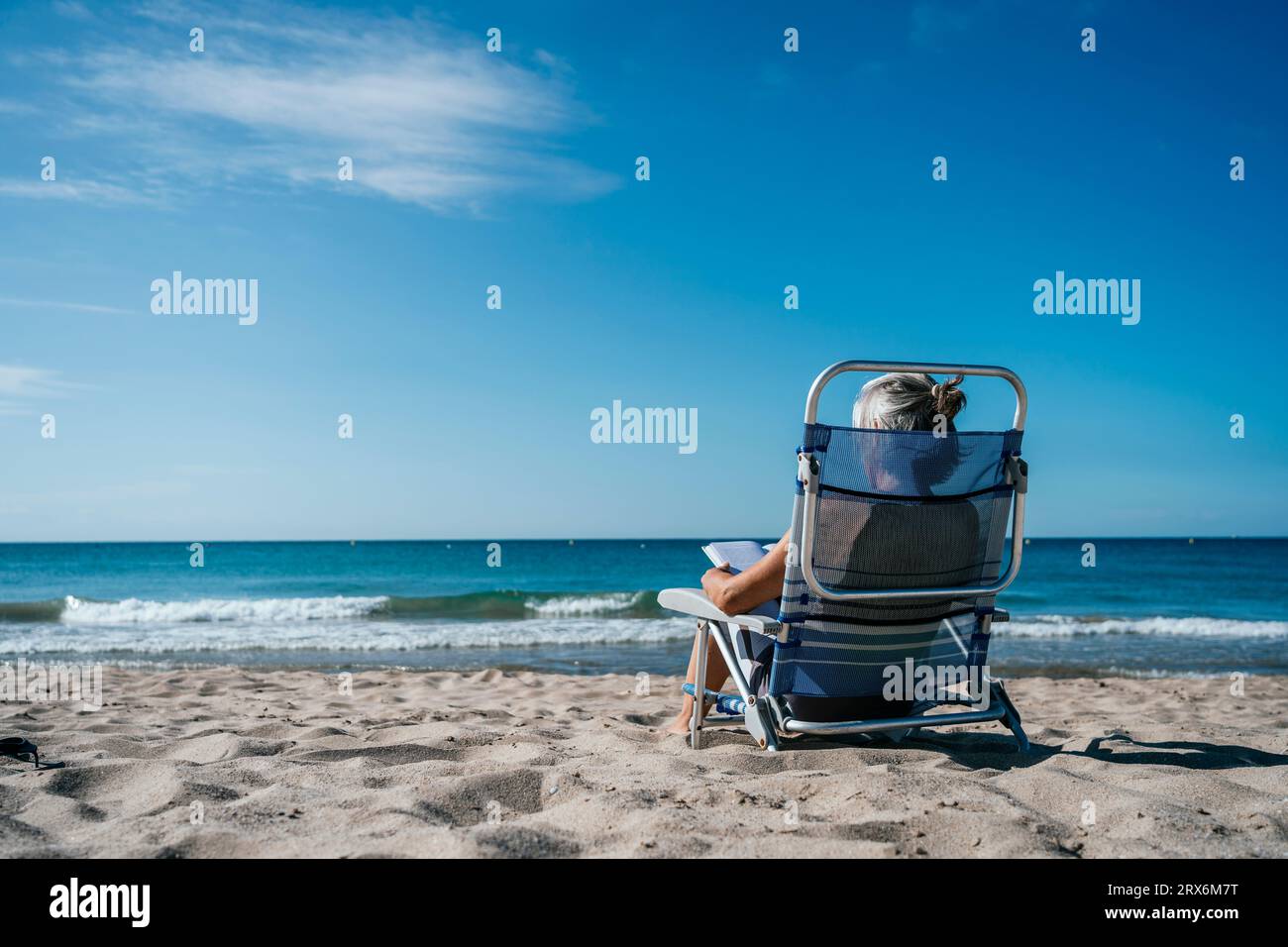 Reading on the beach chair hi-res stock photography and images - Alamy