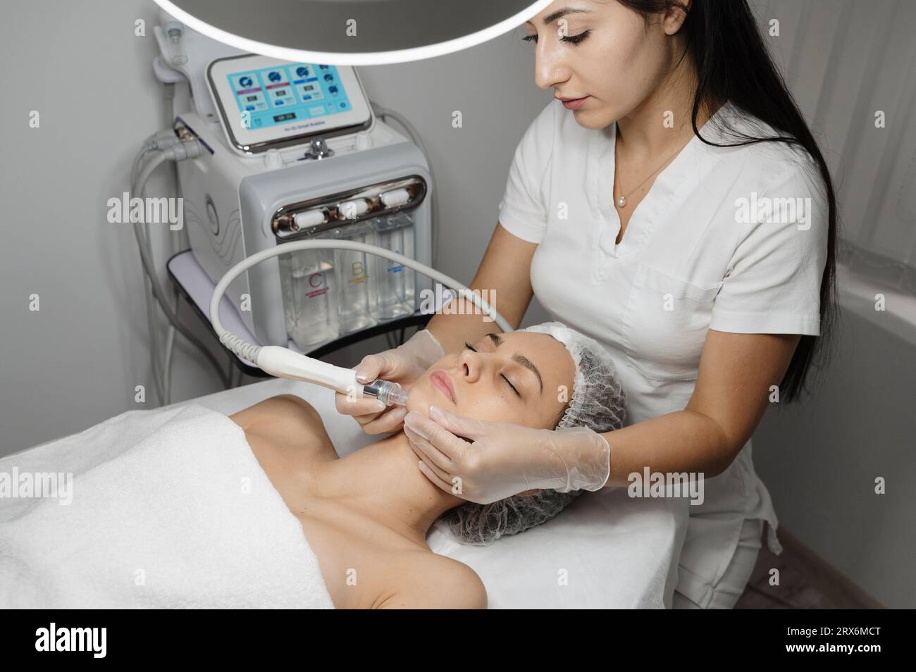 Doctor facial hi-res stock photography and images - Alamy