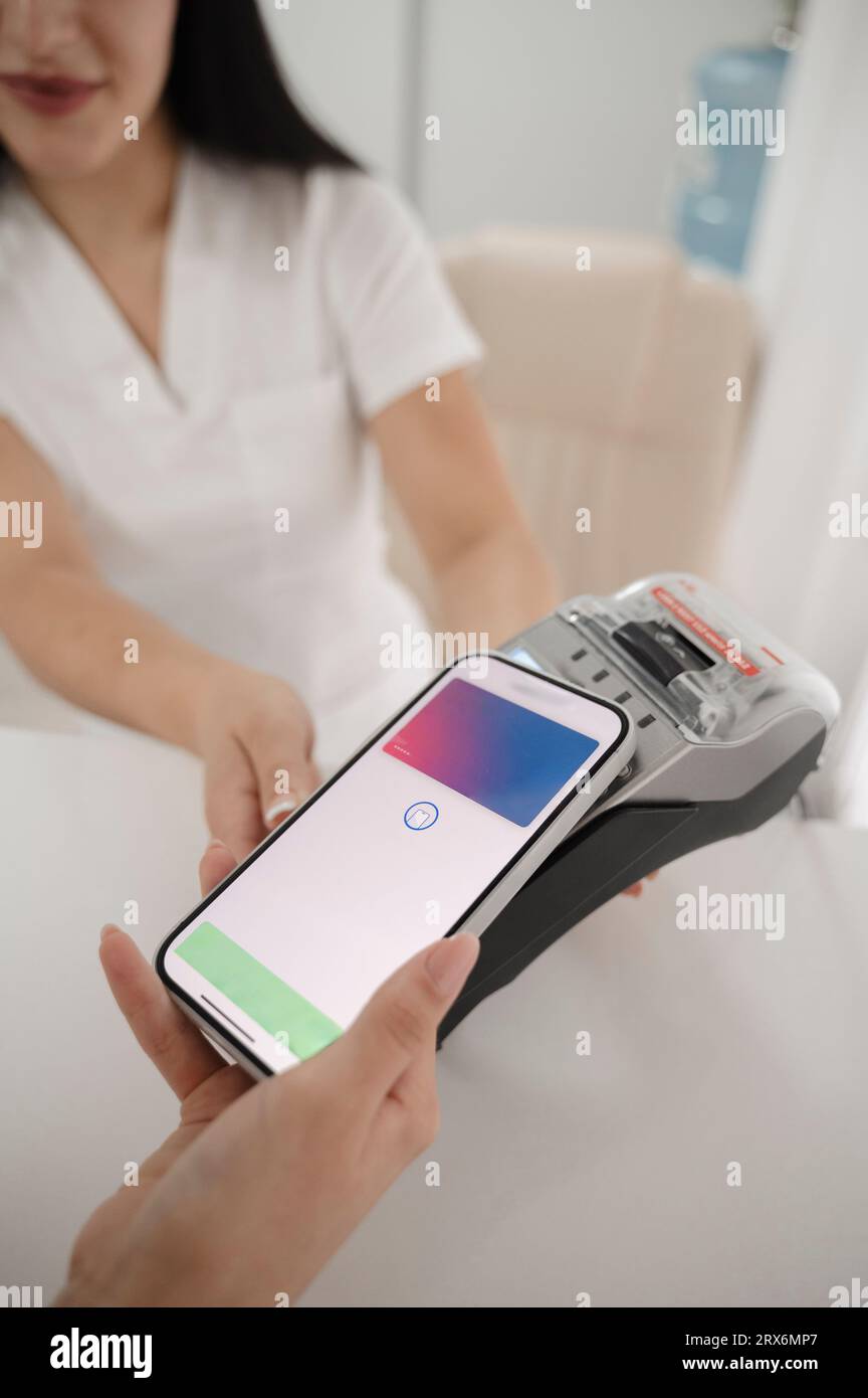 Contactless card paying machine hi-res stock photography and images - Alamy