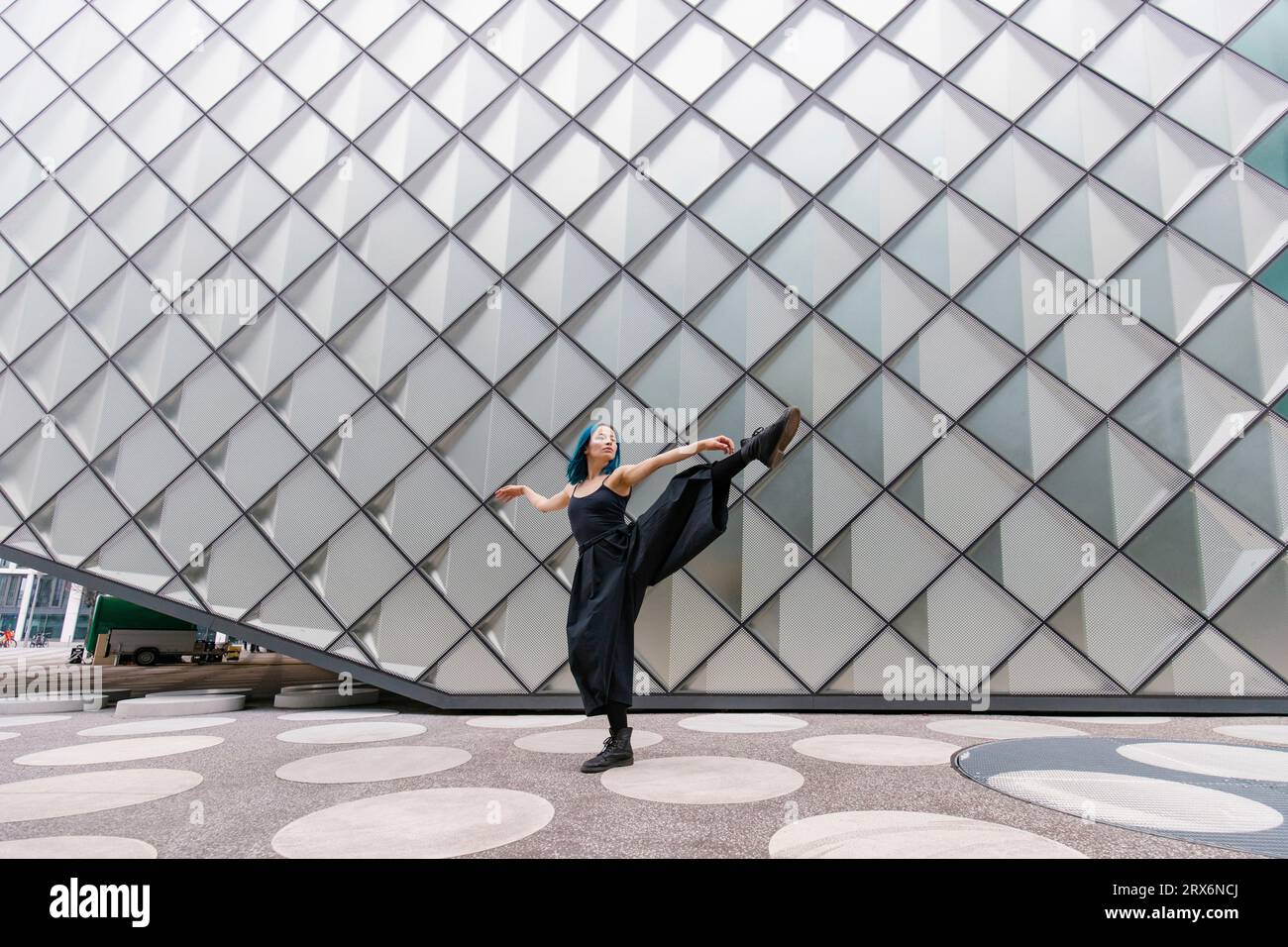 Modern dancing hi-res stock photography and images - Alamy