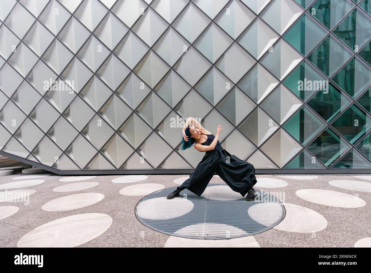 One woman modern dancer hi-res stock photography and images - Alamy