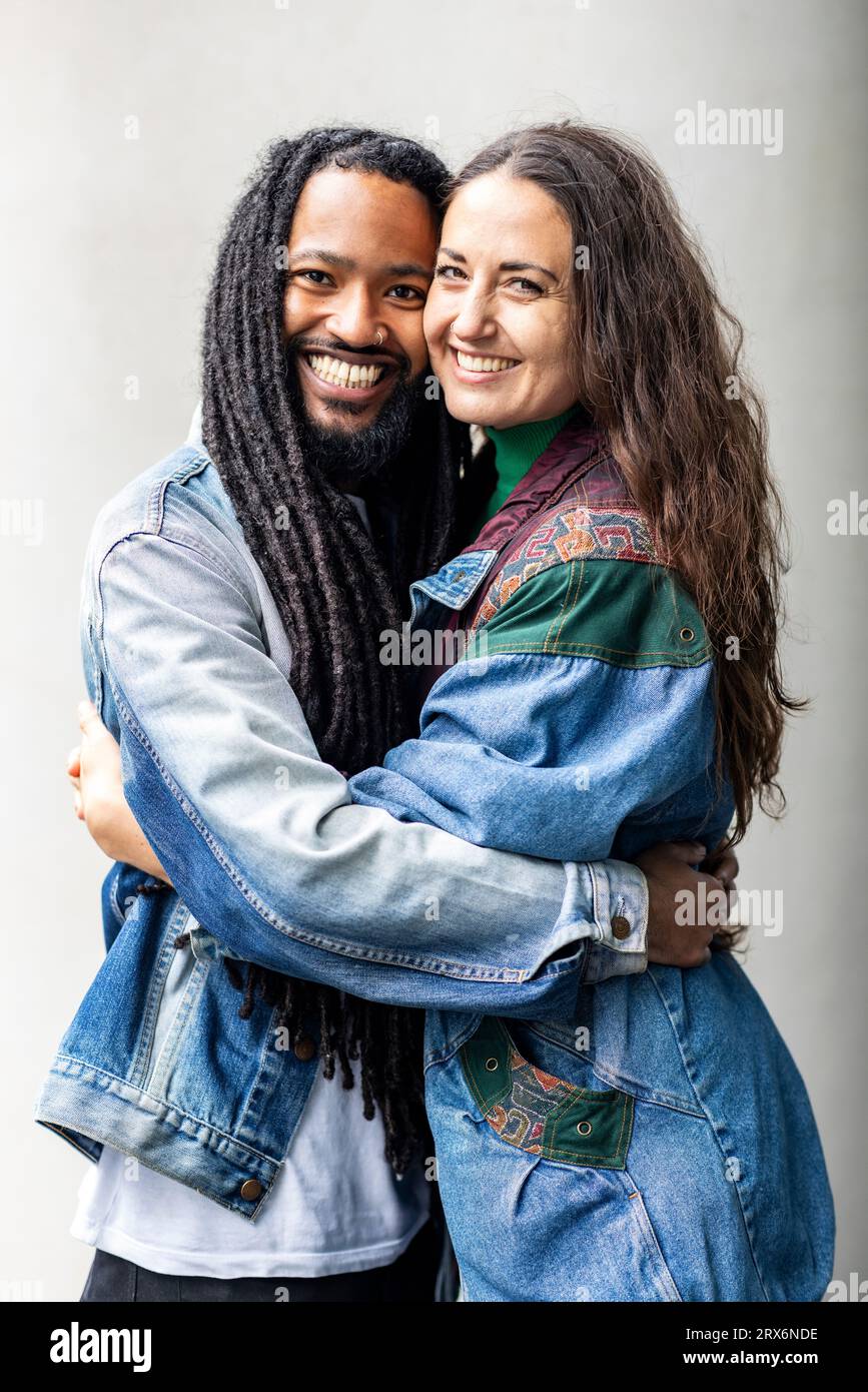 Happy hipster couple hugging hi-res stock photography and images - Alamy