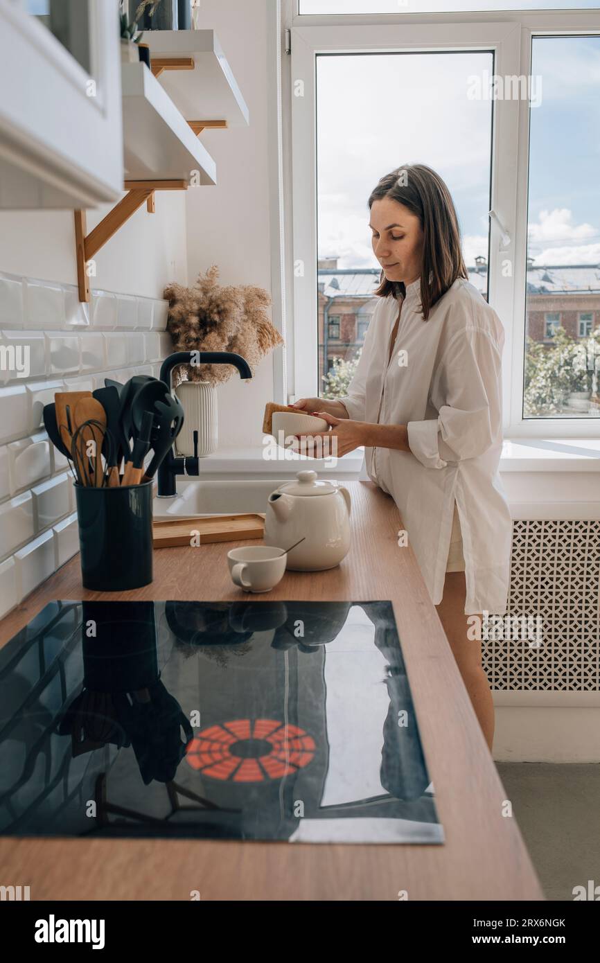 Side view woman cleaning kitchen hi-res stock photography and images ...