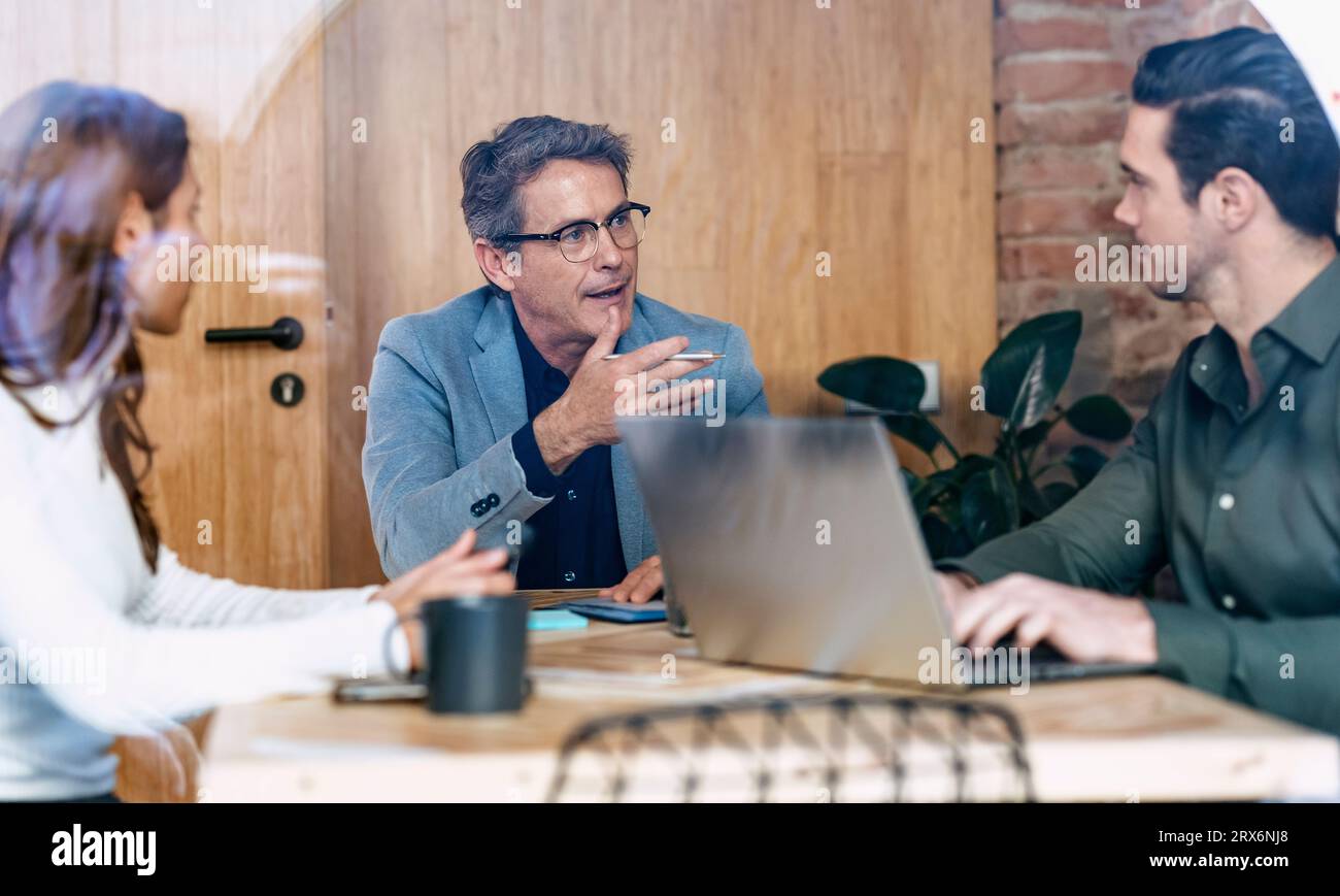 Group discussion adults hi-res stock photography and images - Alamy