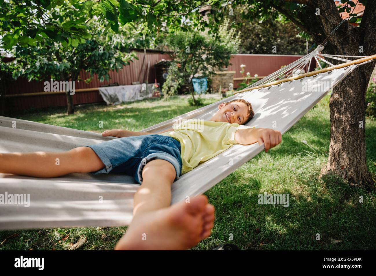 Child hammock in backyard hi-res stock photography and images - Alamy
