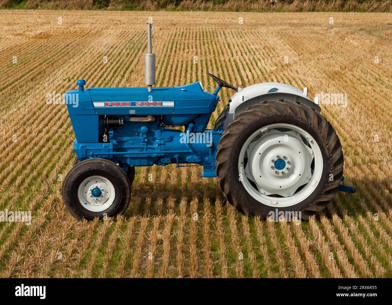 Vintage ford tractor hi-res stock photography and images - Alamy