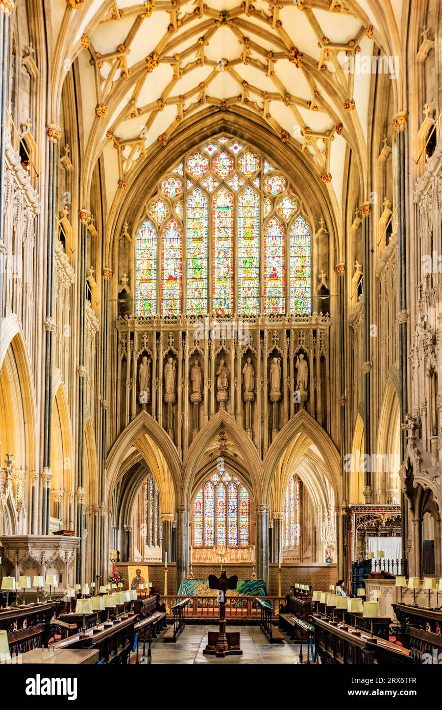 The magnificent architecture of the Choir inside Wells Cathedral ...