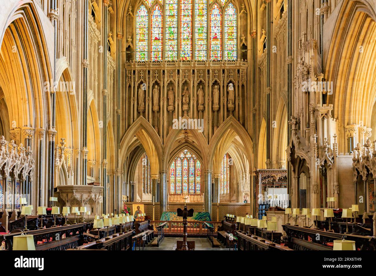 The magnificent architecture of the Choir inside Wells Cathedral ...