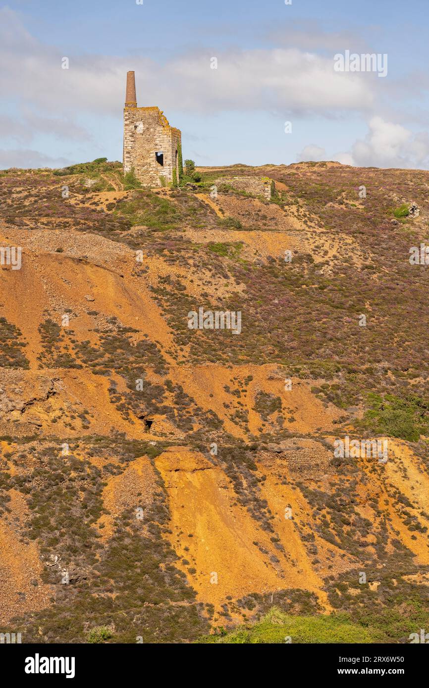 disused tin mine building at porthtowan, cornwall, uk Stock Photo - Alamy