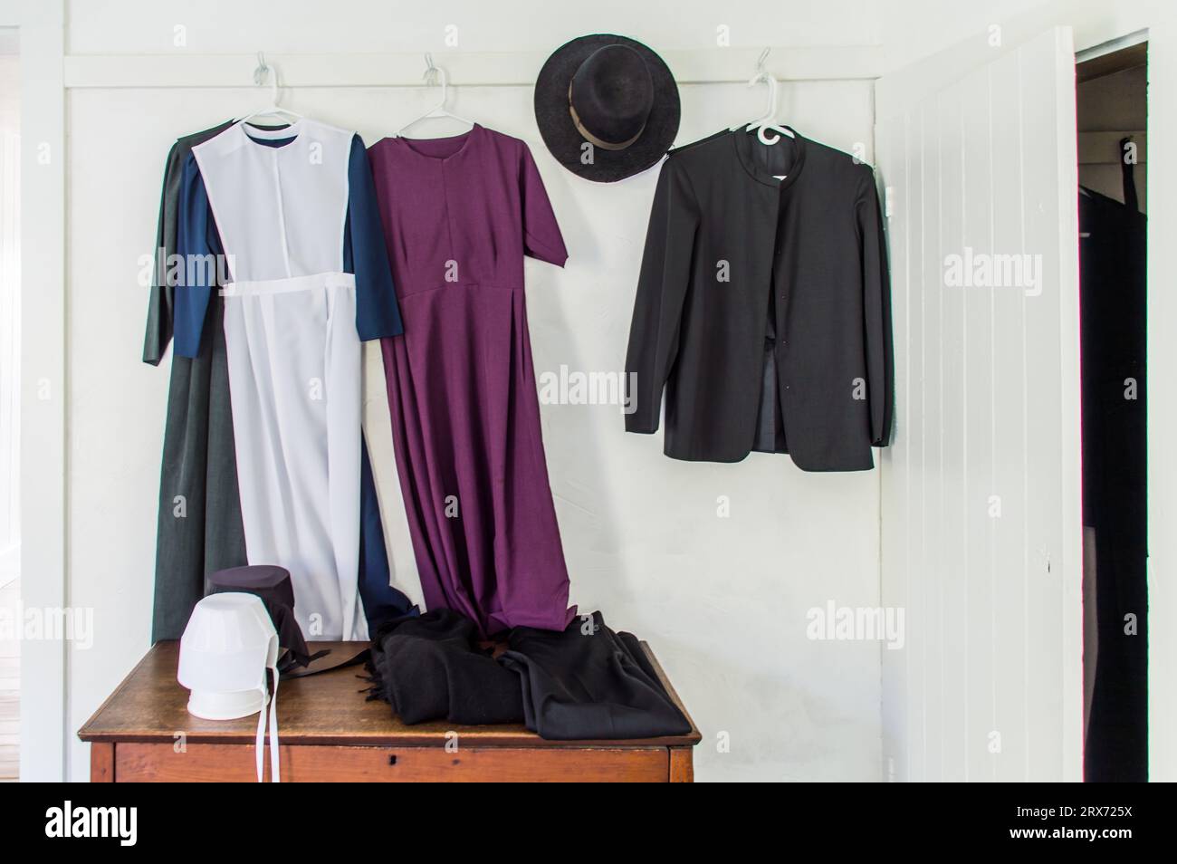 Amish people dress hi-res stock photography and images - Alamy