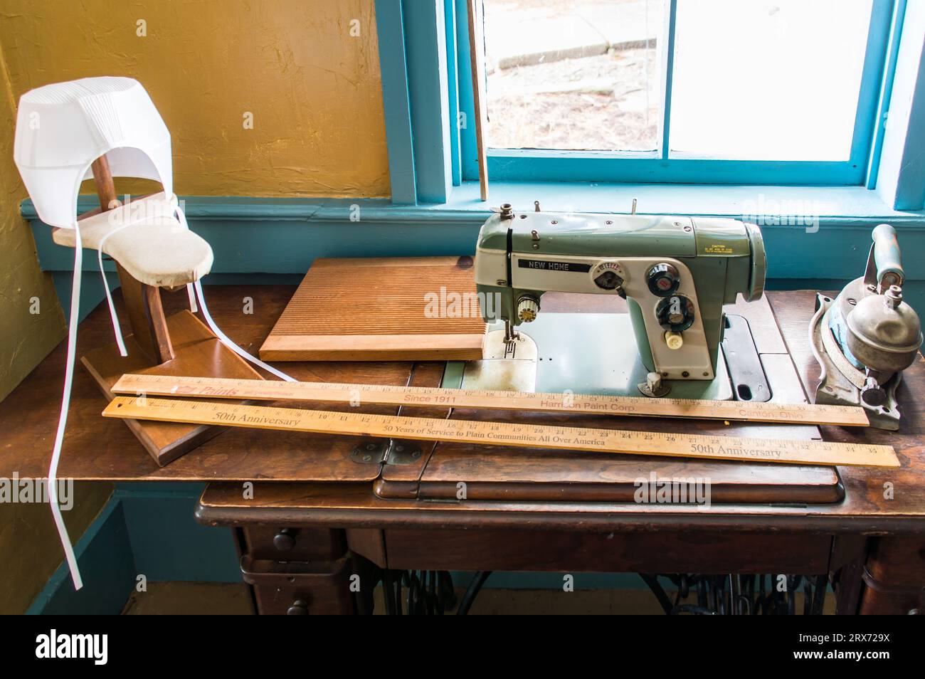 Amish woman bonnet making Stock Photo - Alamy