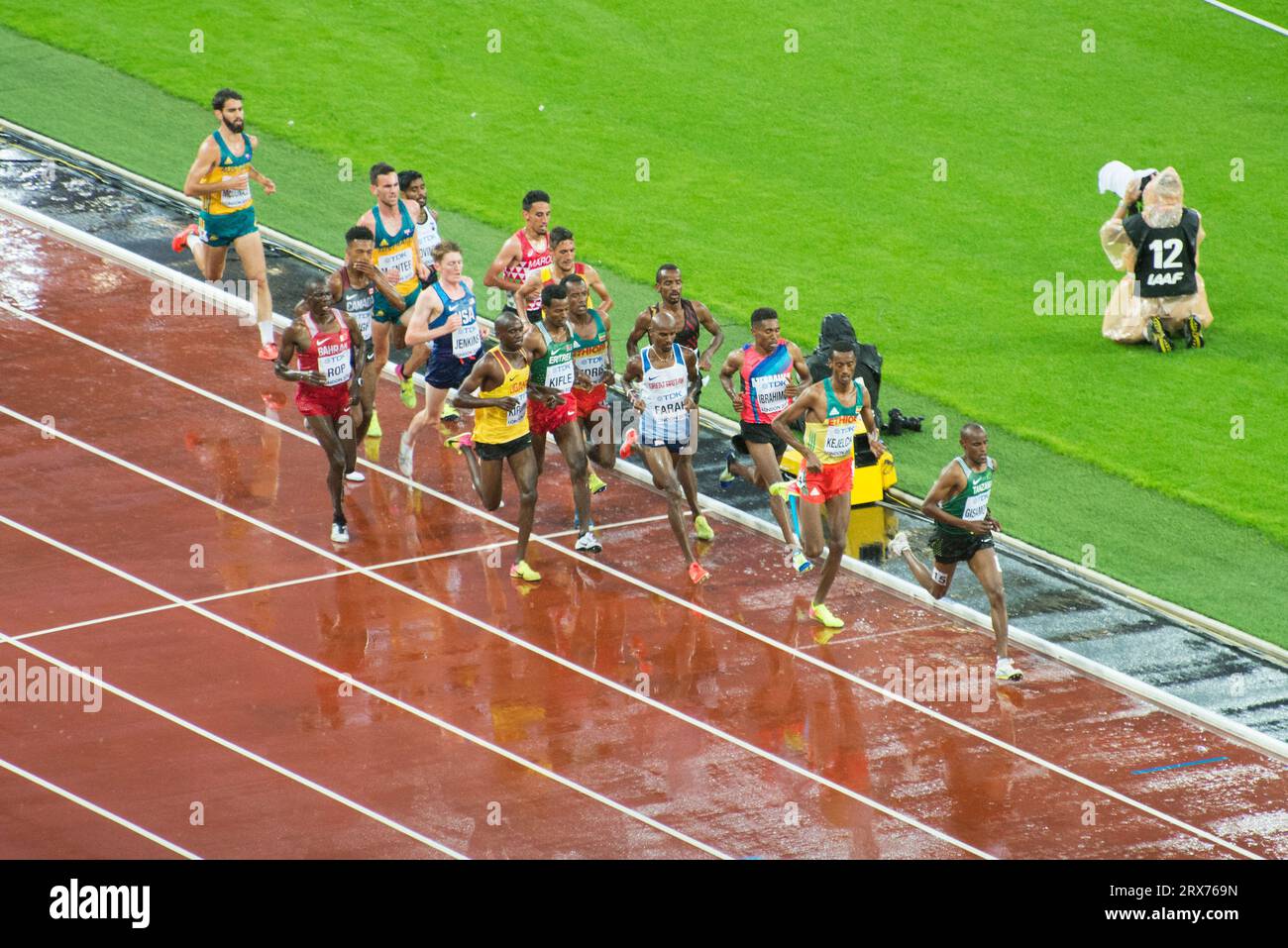 Mo Farah competing in the 5000 Metres at the London 2017 World ...