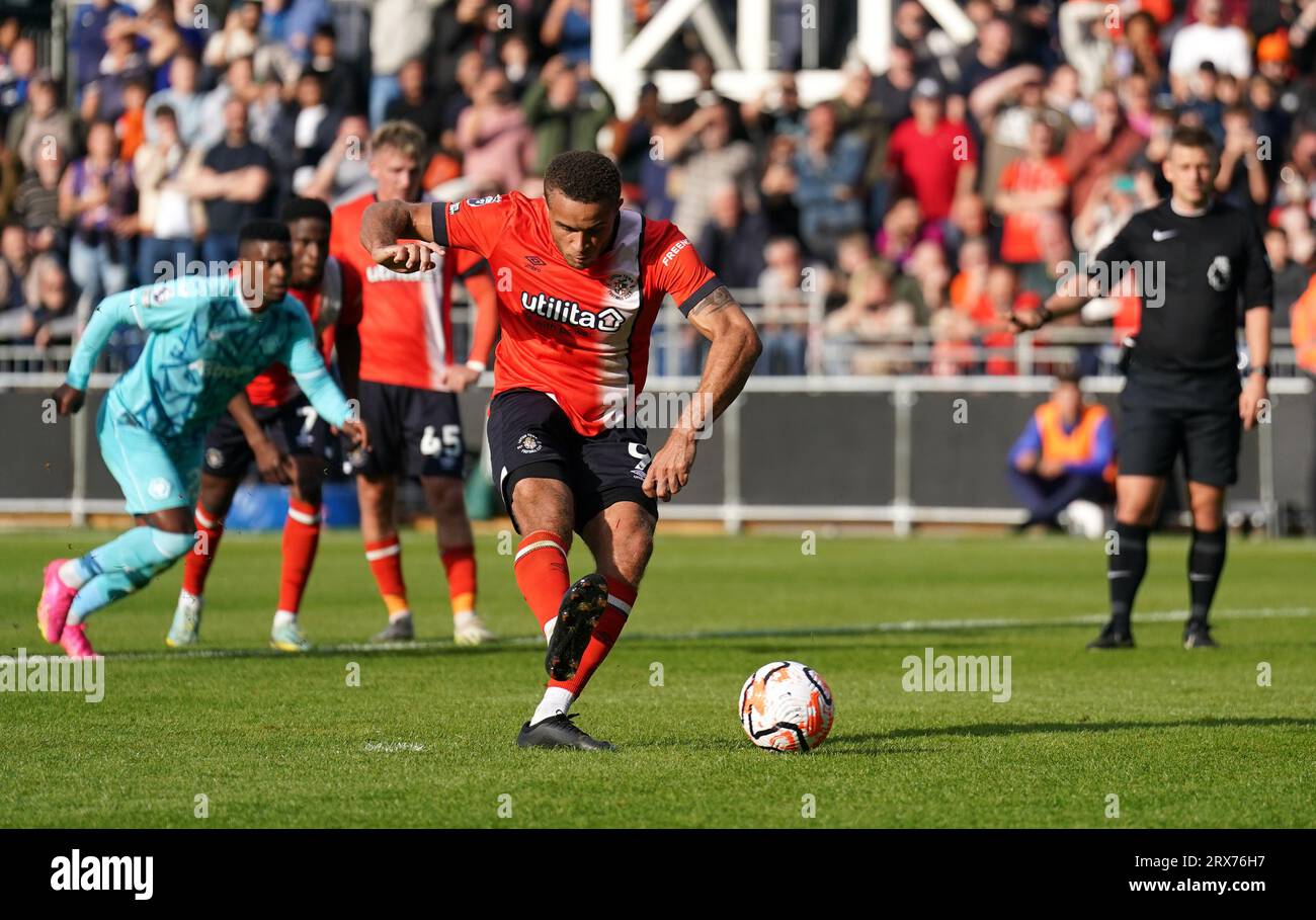 Luton Town's Carlton Morris scores their side's first goal of the game ...