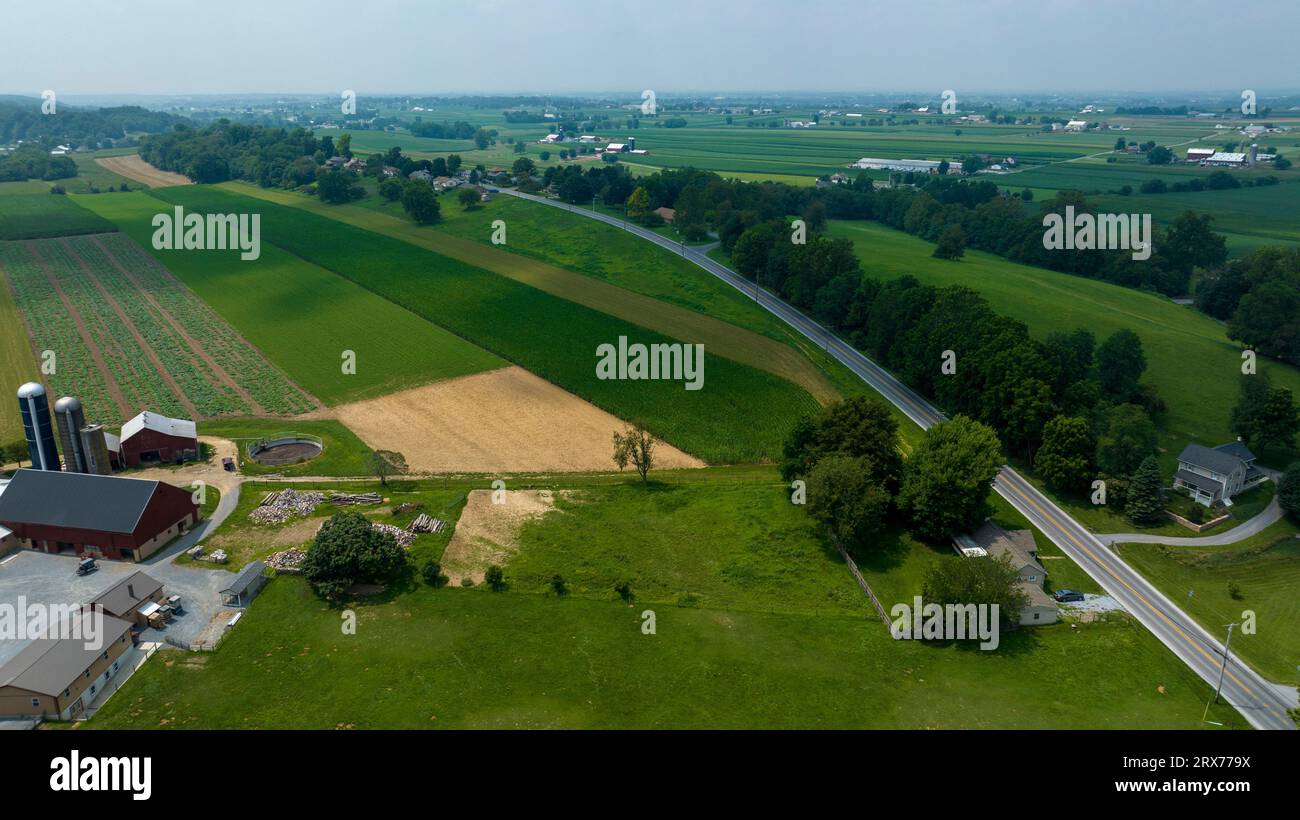 Amish fields barn road hi-res stock photography and images - Alamy