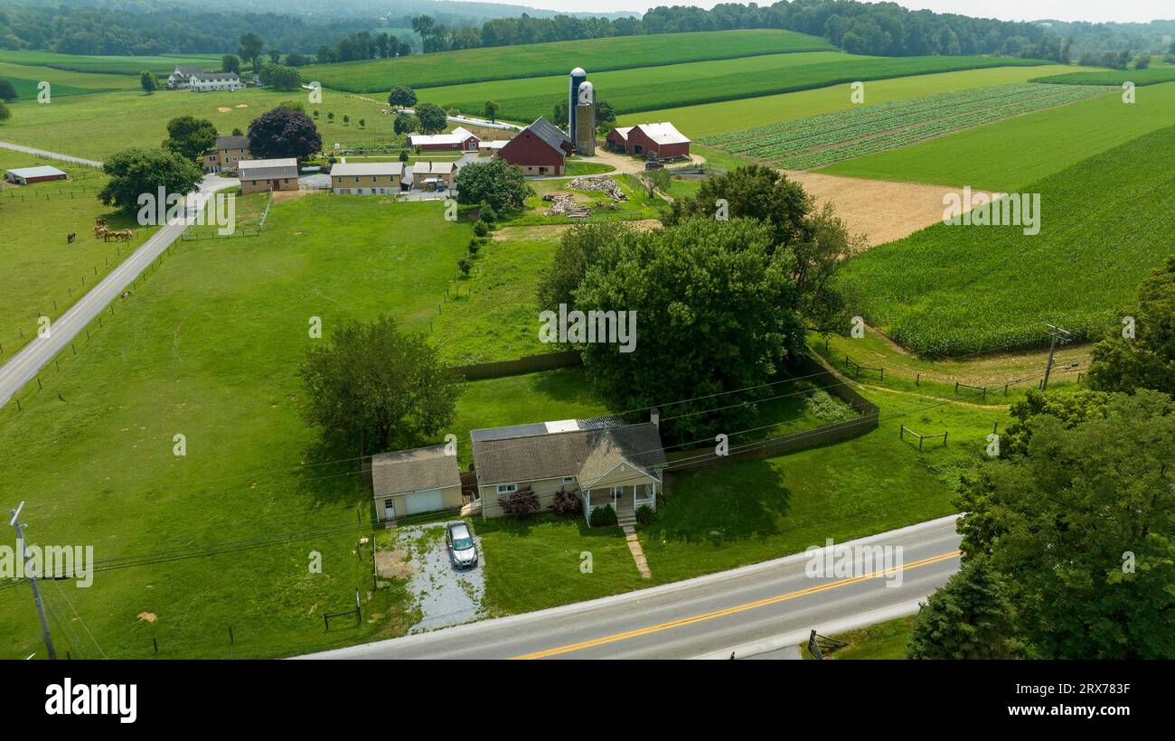 Amish fields barn road hi-res stock photography and images - Alamy