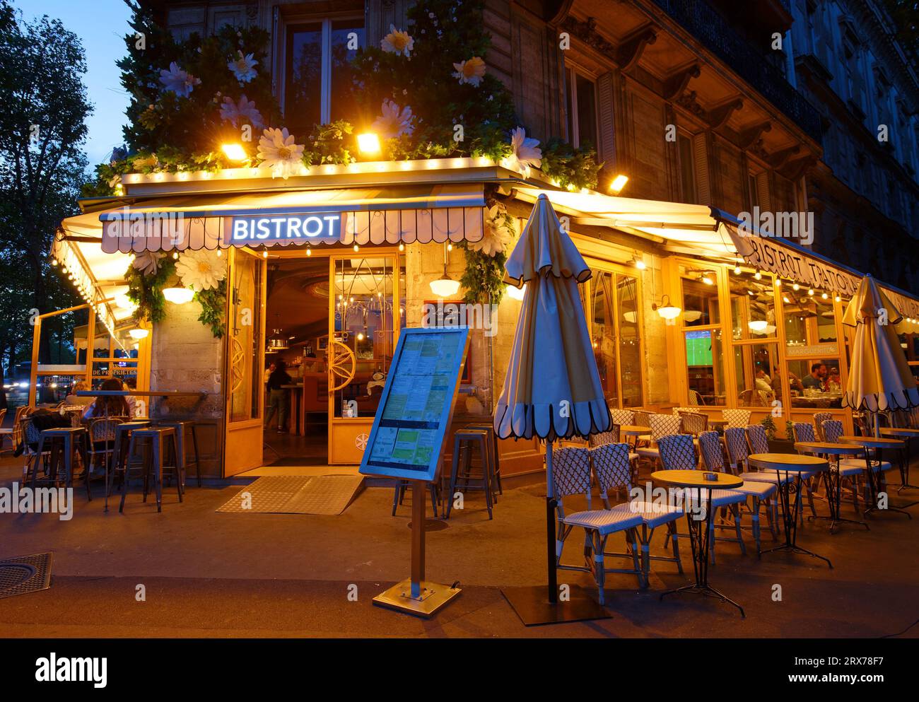 Parisian street food at night hi-res stock photography and images - Alamy