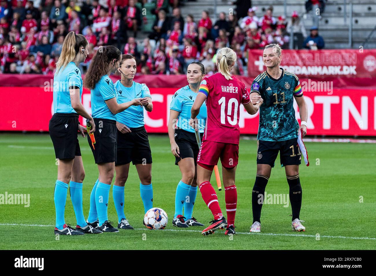 Pernille Harder (Daenemark, #10) und Alexandra Popp (Deutschland, #11 ...