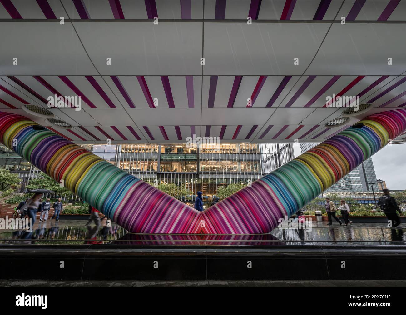 Elizabeth line bridge canary wharf hi-res stock photography and images ...