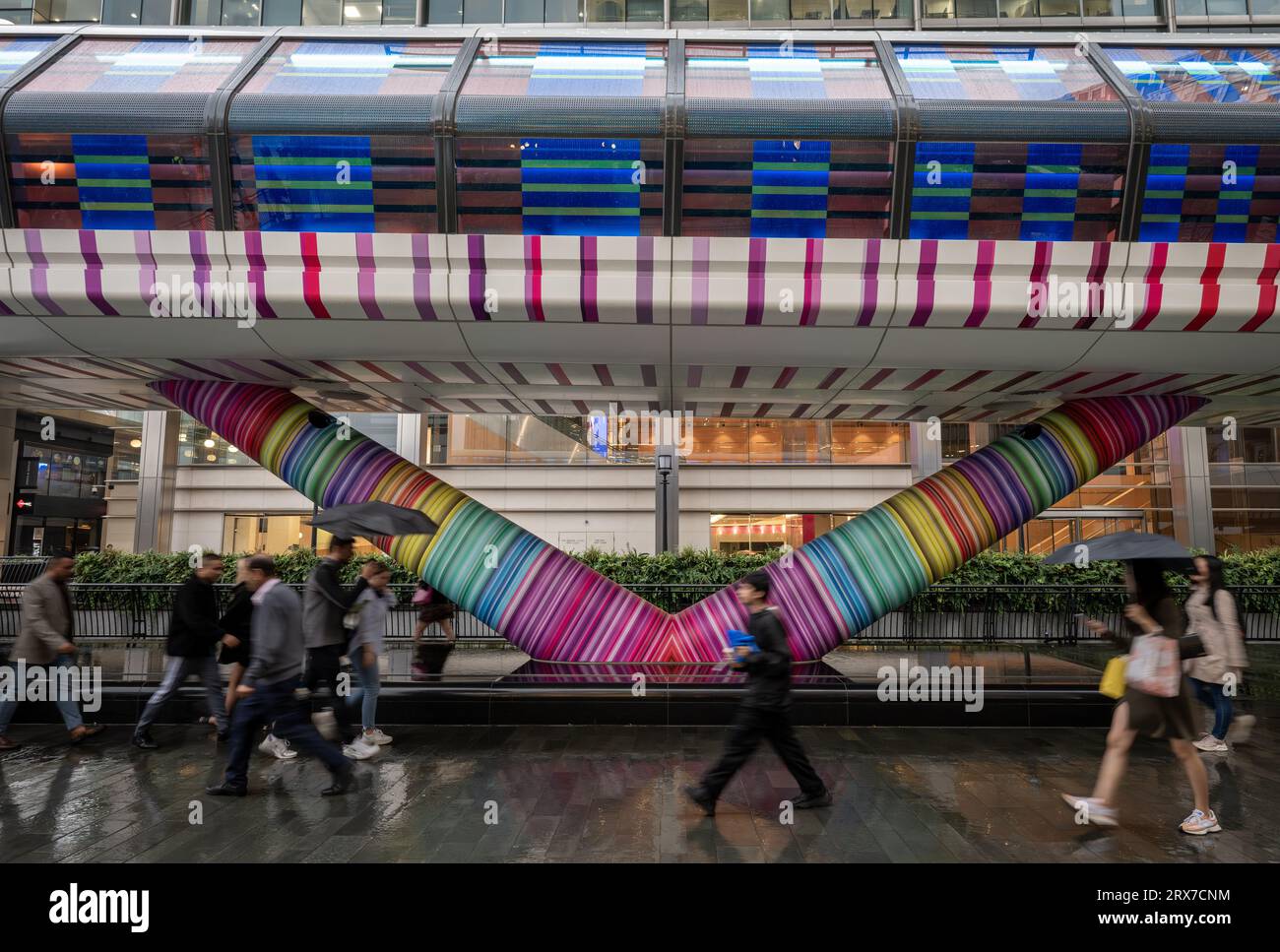 Elizabeth line bridge canary wharf hi-res stock photography and images ...