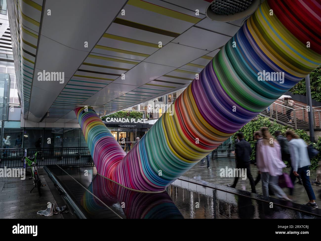 Elizabeth line bridge canary wharf hi-res stock photography and images ...