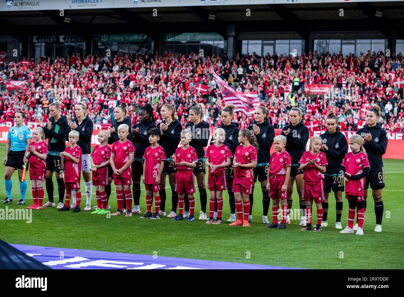 Die deutsche Startelf applaudiert nach der Hymne Alexandra Popp ...