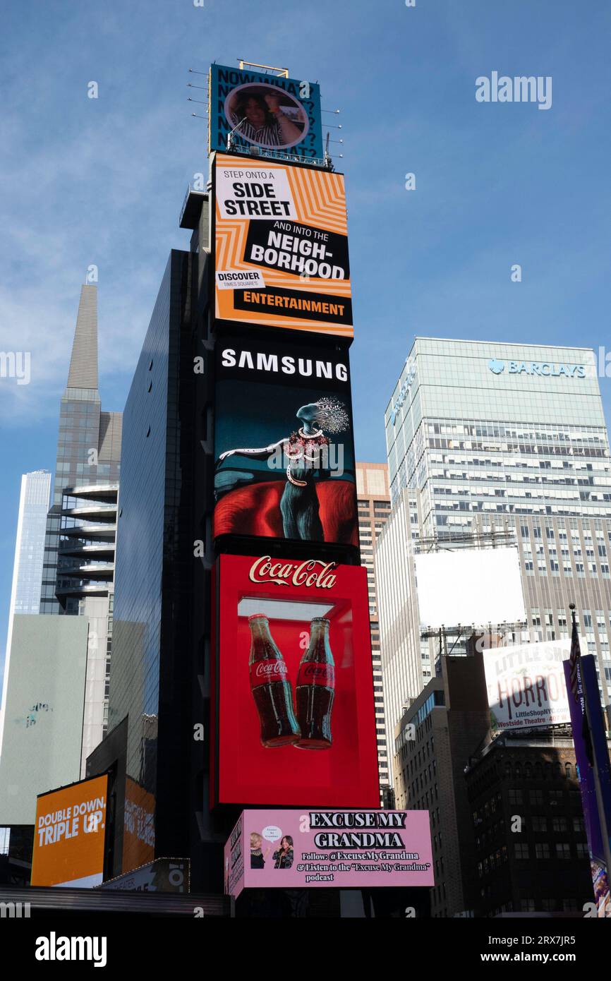 Billboards new york hi-res stock photography and images - Alamy