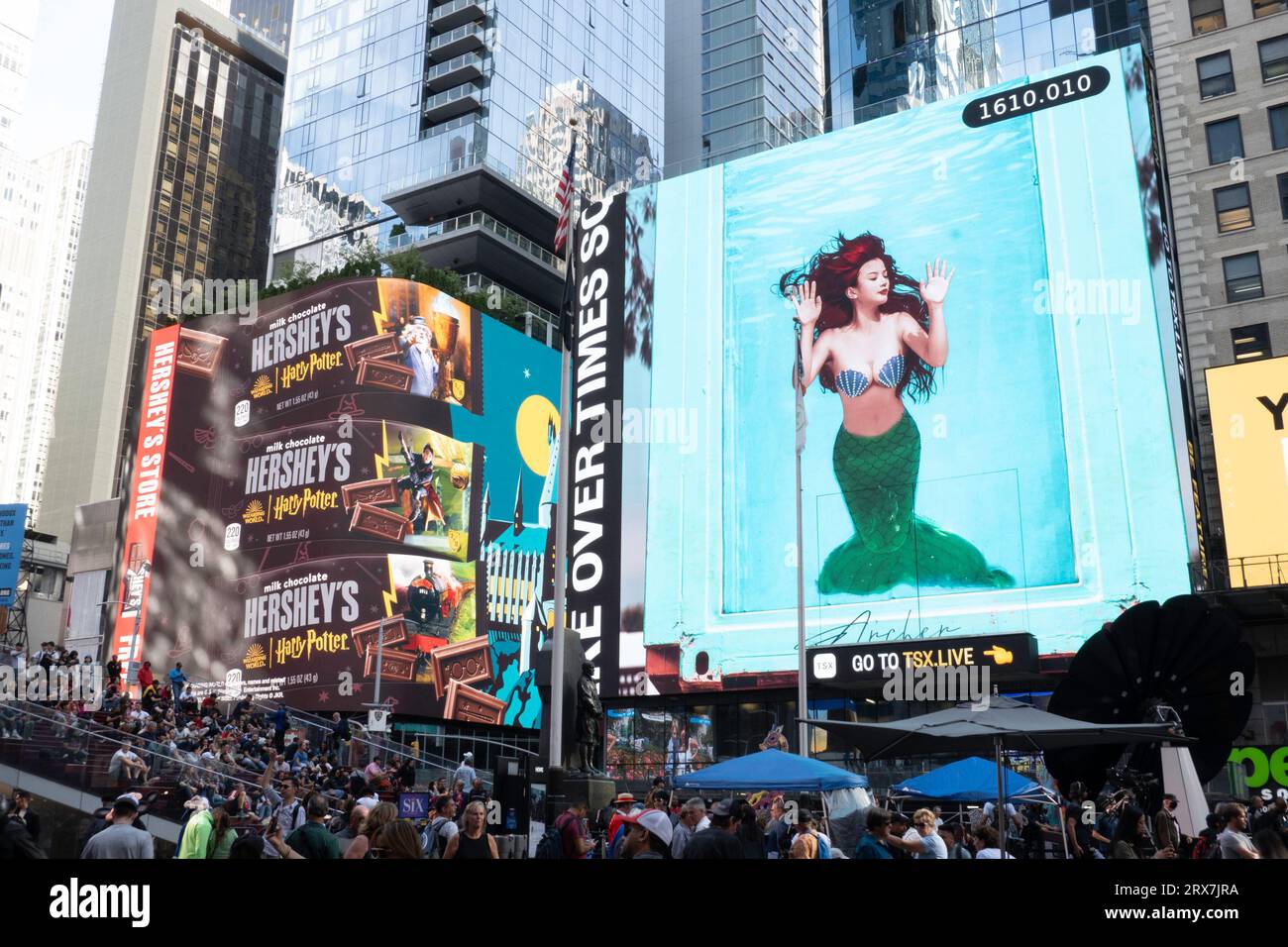 Billboards new york hi-res stock photography and images - Alamy