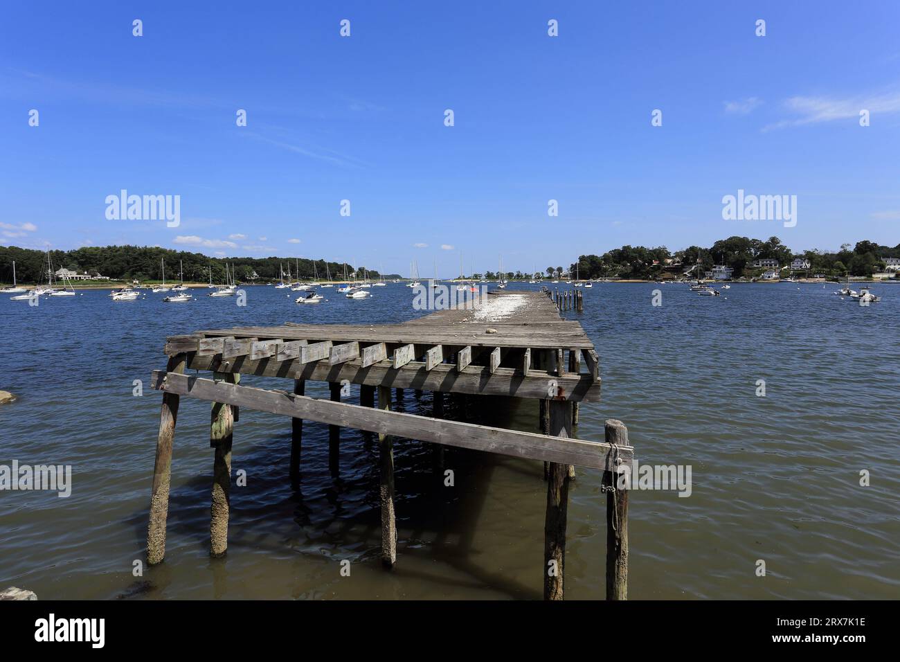 Abandoned dock hi-res stock photography and images - Alamy