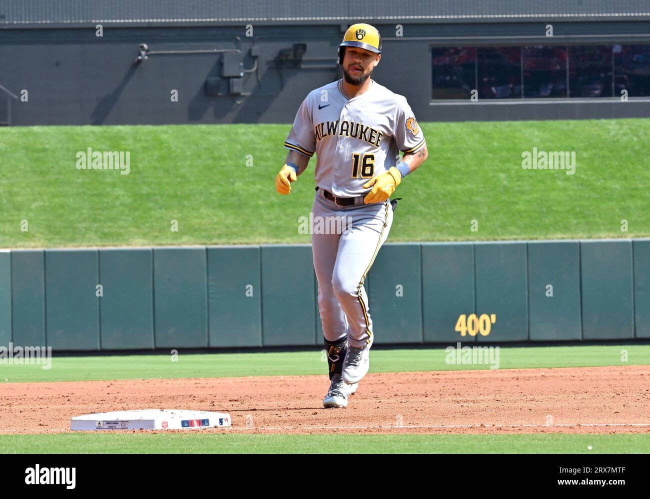 ST. LOUIS, MO - SEPTEMBER 21: Milwaukee Brewers center fielder Blake ...