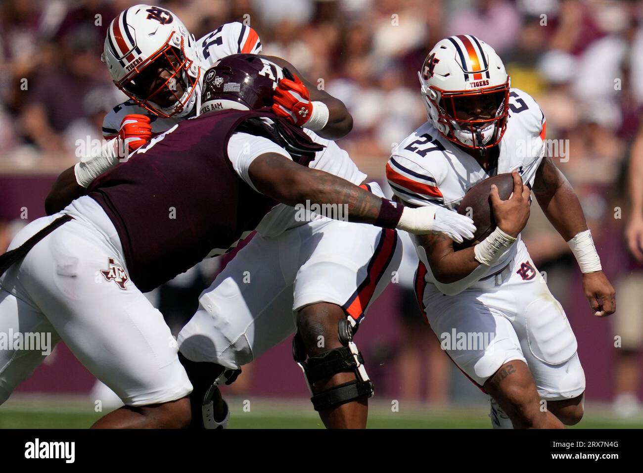Auburn running back Jarquez Hunter (27) runs through the middle of the ...