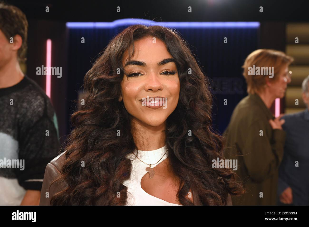 Talk show singer hi-res stock photography and images - Alamy