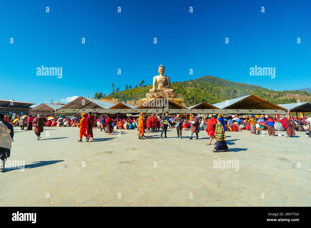 People worshipping Buddha stupa Stock Photo - Alamy