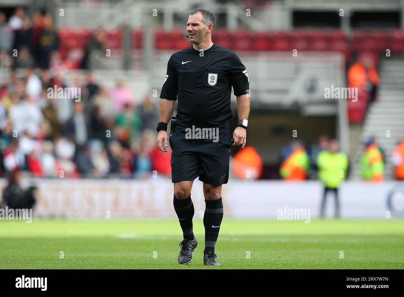 Tim robinson referee hi-res stock photography and images - Alamy