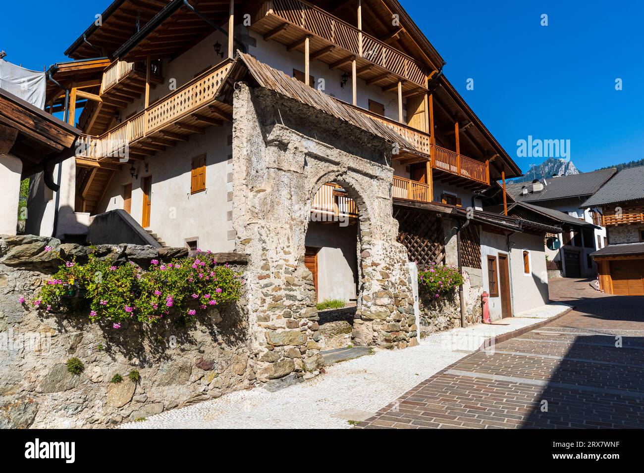 Antico borgo di montagna hi-res stock photography and images - Alamy