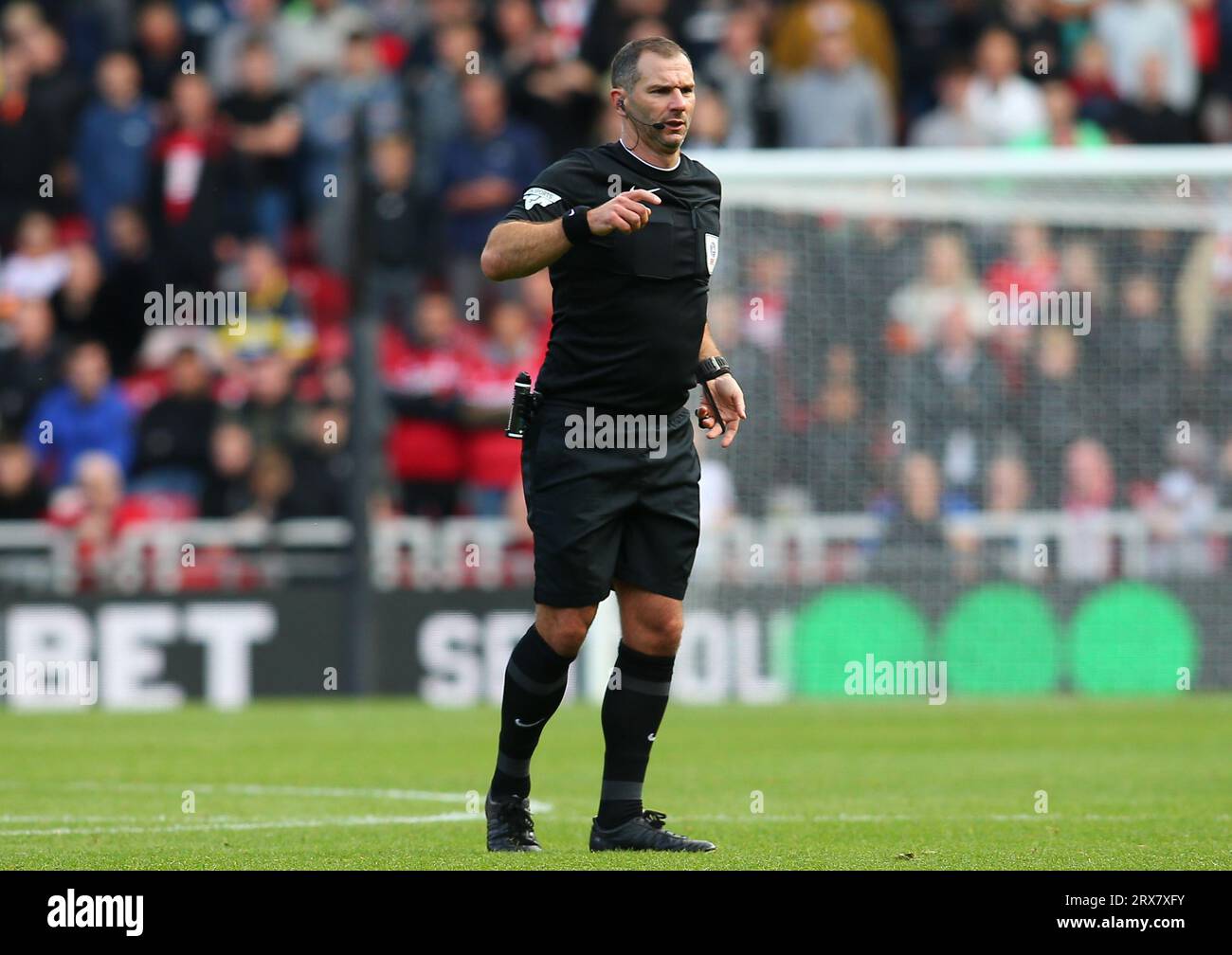 Tim robinson referee hi-res stock photography and images - Alamy
