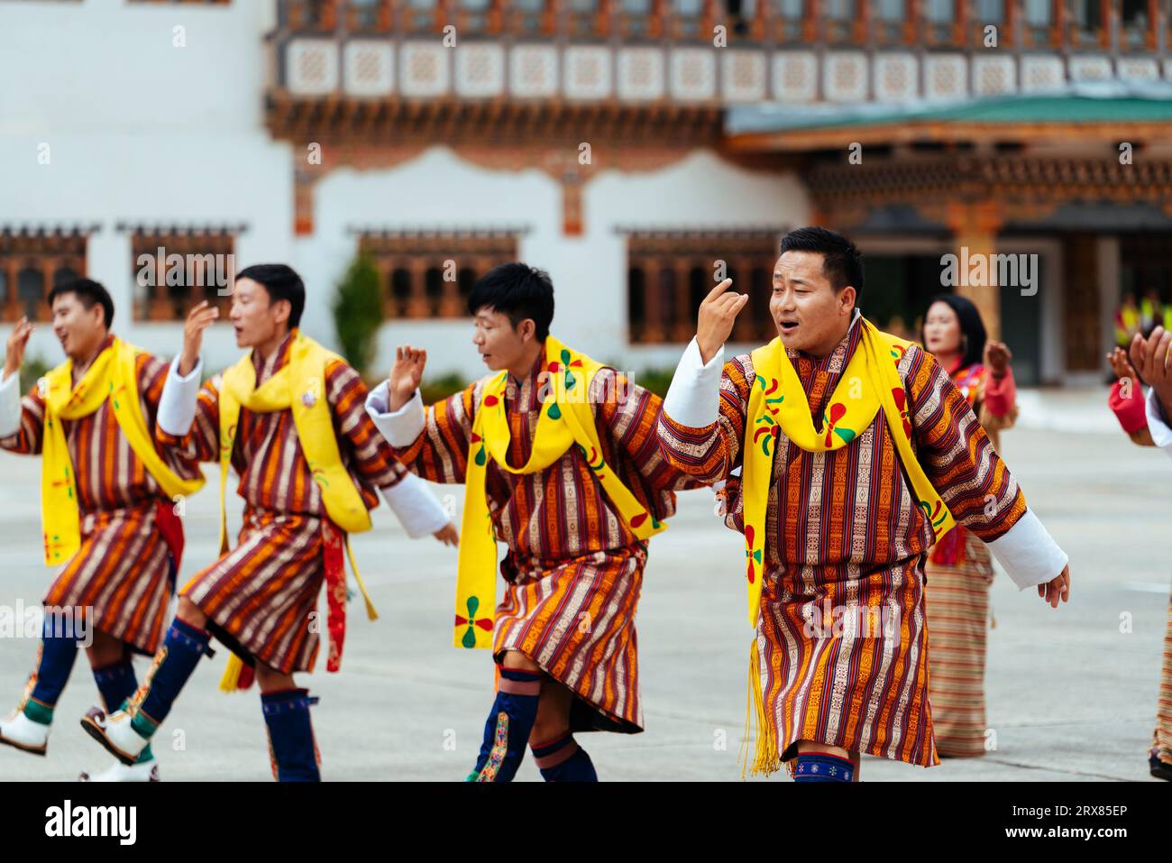 Dancers welcoming foreign guests Stock Photo - Alamy