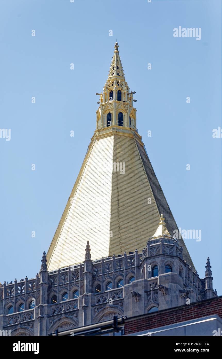 New York Life Insurance Company Building’s gilded roof is easy to spot ...