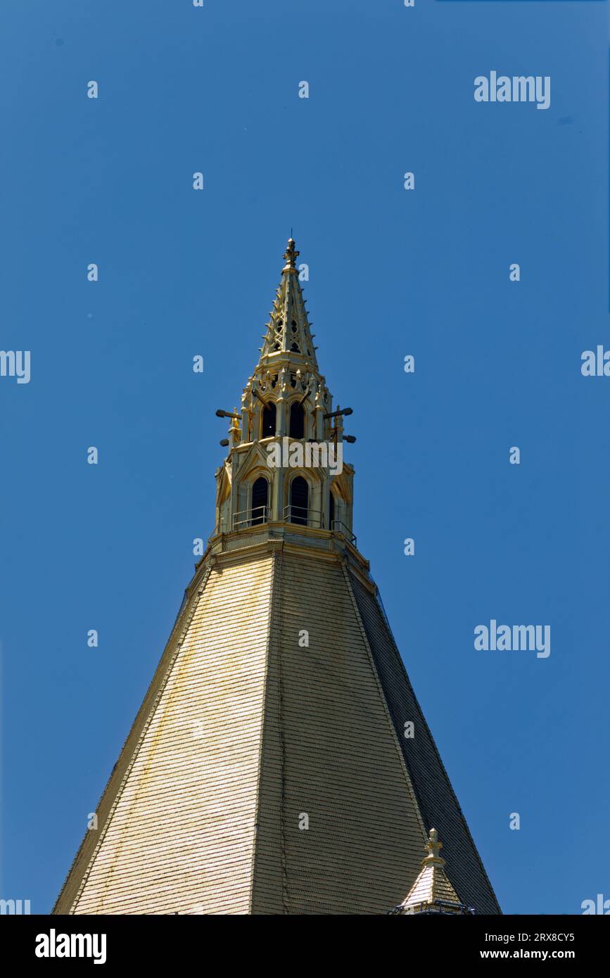 New York Life Insurance Company Building’s gilded roof is easy to spot ...