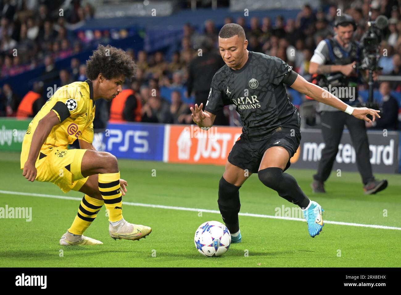 PARIS - (l-r) Karim Adeyemi of Borussia Dortmund, Kylian Mbappe of ...