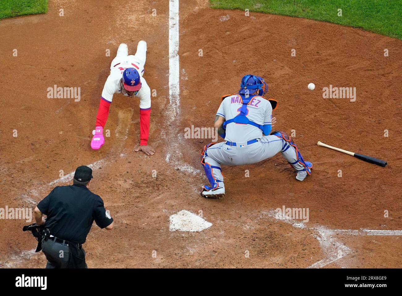 Philadelphia Phillies' Johan Rojas, center, scores past New York Mets ...