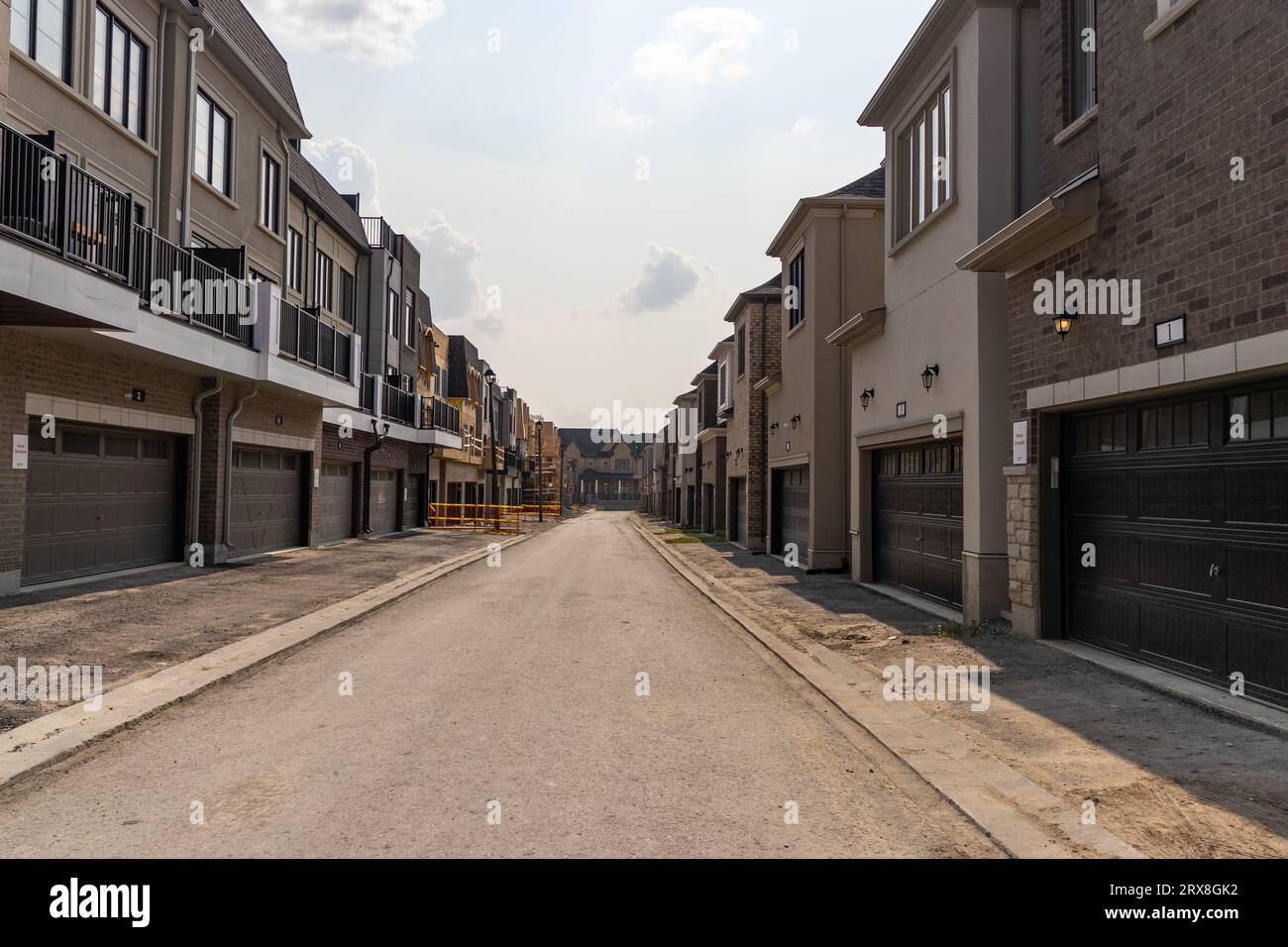 Empty garages hi-res stock photography and images - Alamy