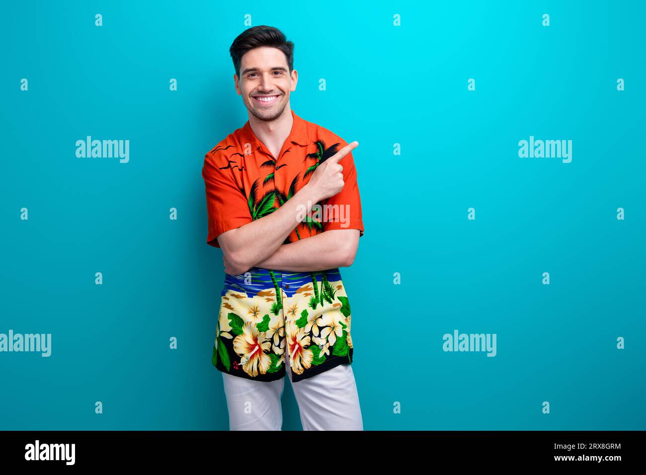 Photo of cheerful young guy useful tips tourism how spend money with ...