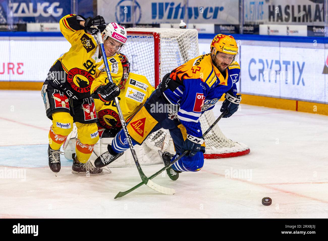 PostFinance top scorer Jan Kovar (EV Zug) falls in a duel against ...