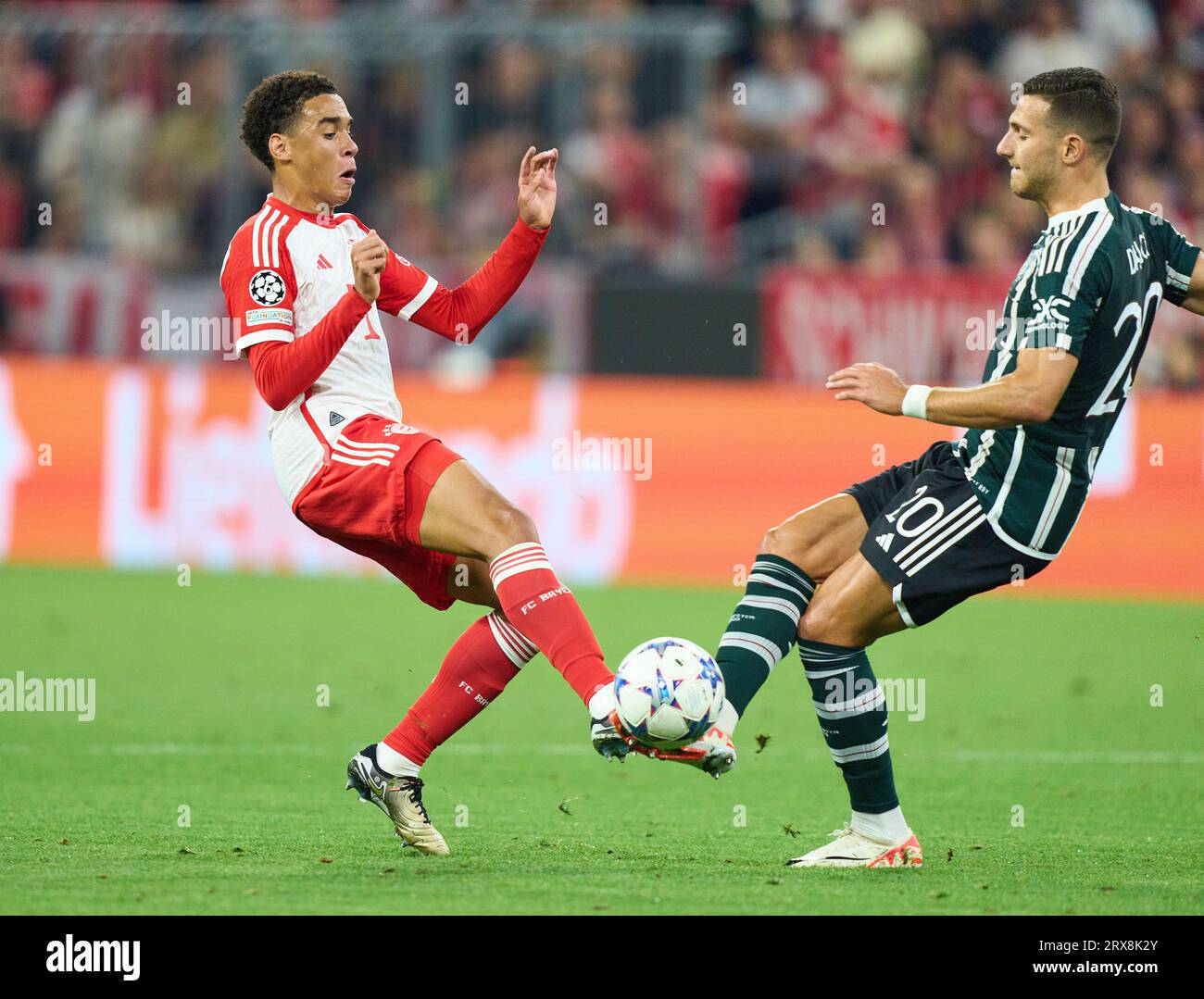 Jamal MUSIALA, FCB 42 compete for the ball, tackling, duel, header ...