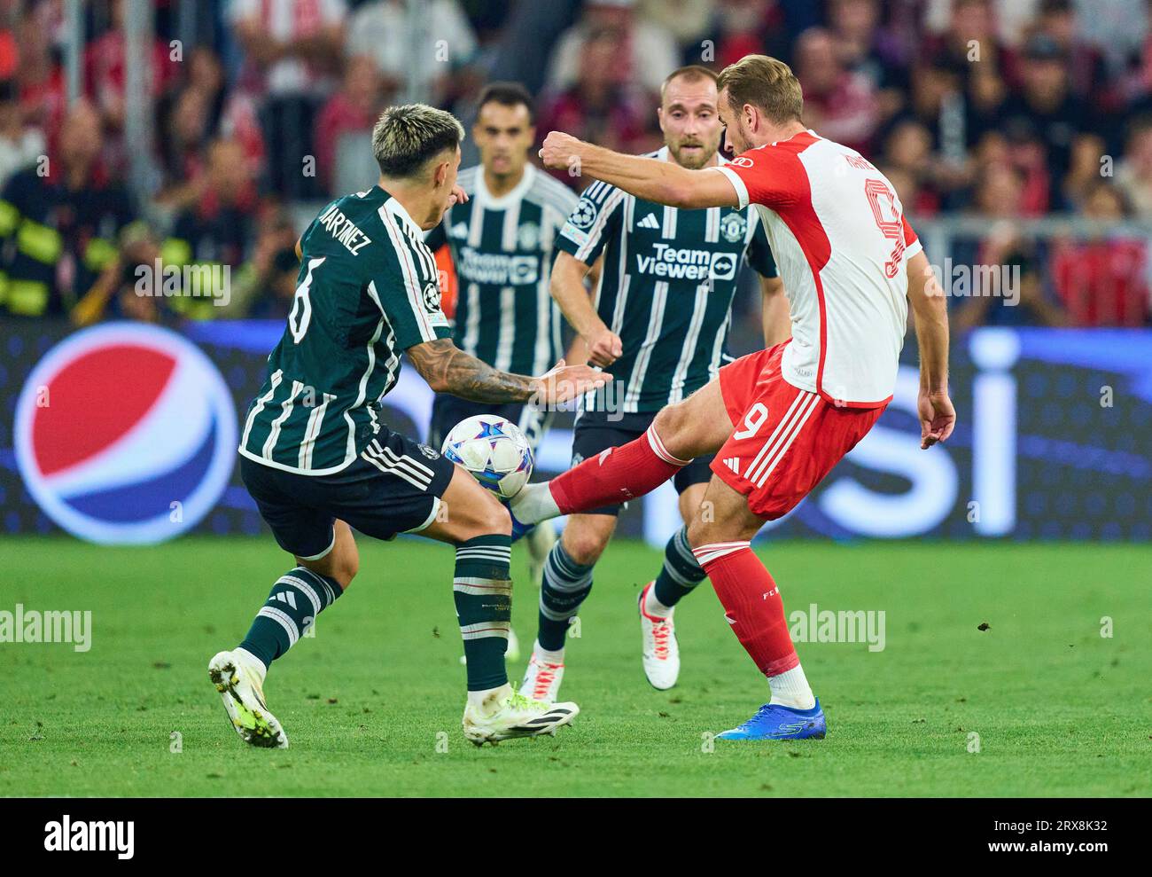 Harry Kane, FCB 9 compete for the ball, tackling, duel, header ...