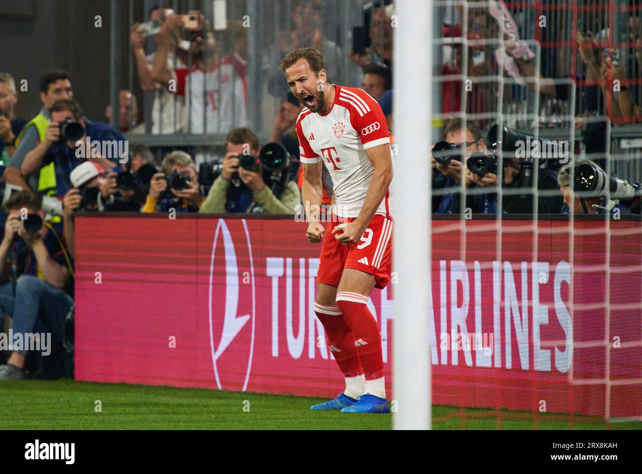 Harry Kane, FCB 9 celebrates his 3-1 11m goal, happy, laugh ...