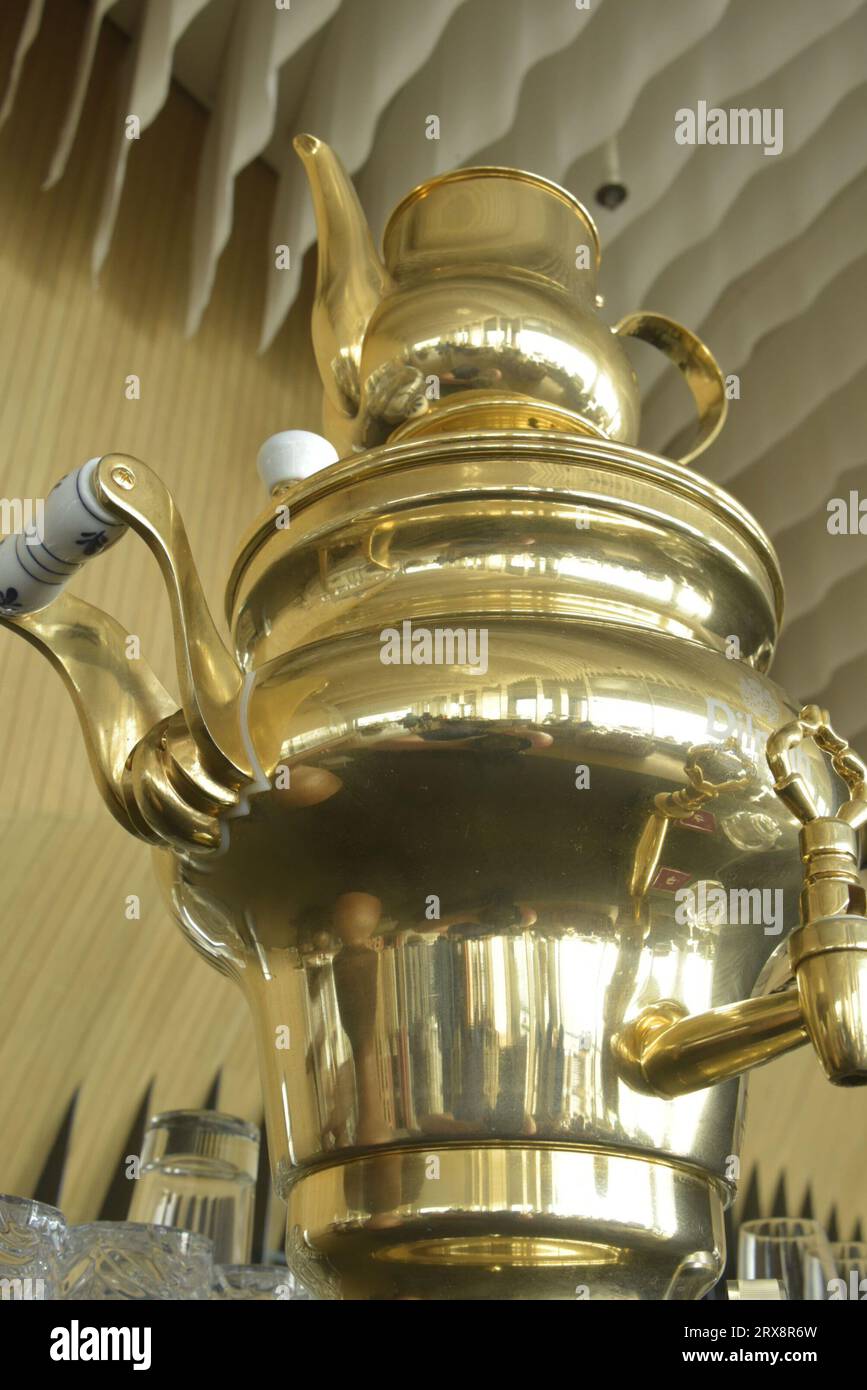 antique tea pot in an upmarket cafe or restaurant Stock Photo - Alamy