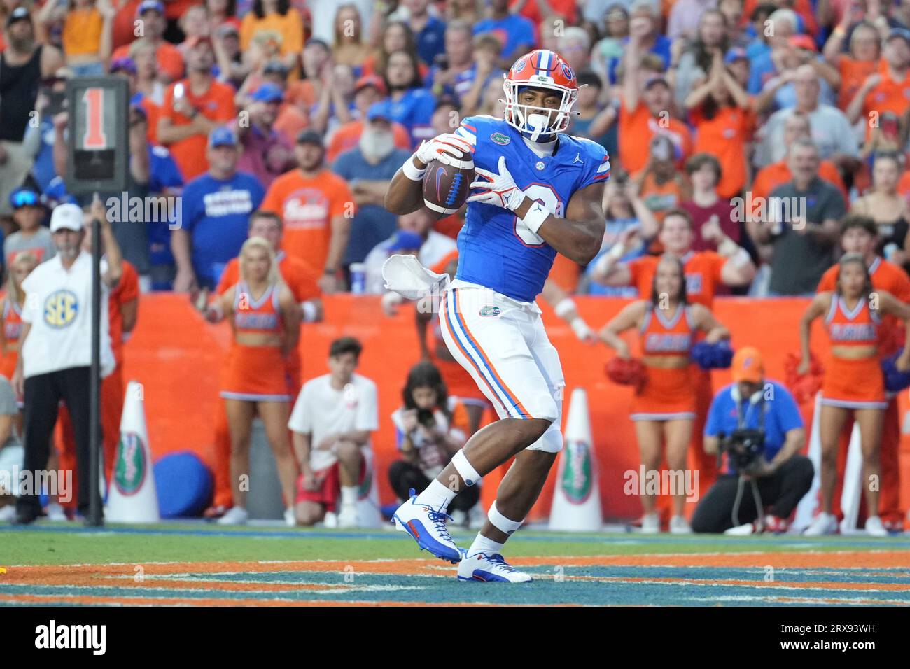 GAINESVILLE, FL - SEPTEMBER 23: Florida Gators tight end Arlis ...