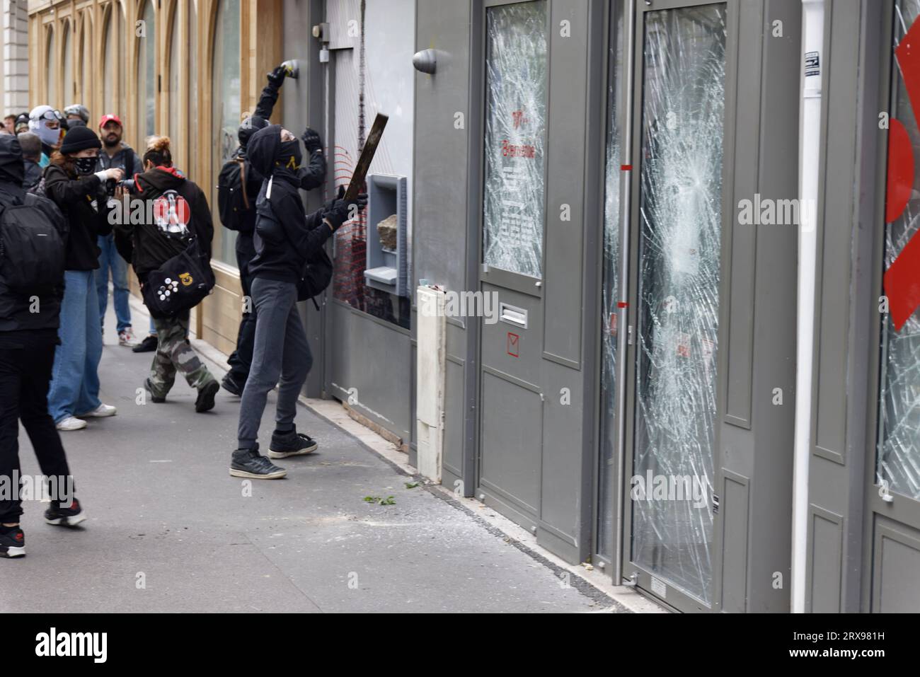 Black blocs france hi-res stock photography and images - Alamy