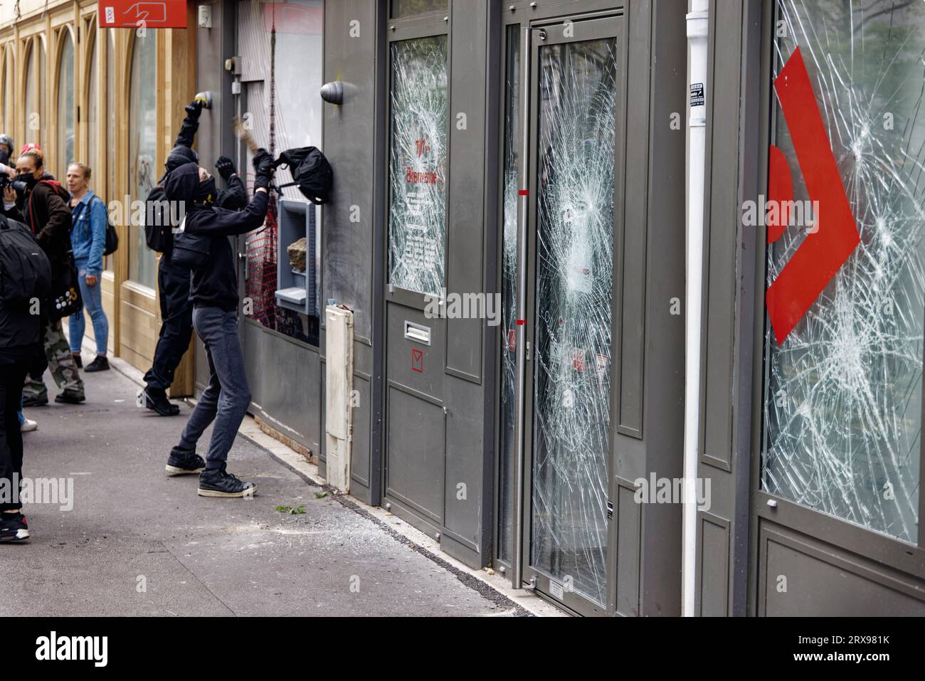 Black blocs france hi-res stock photography and images - Alamy